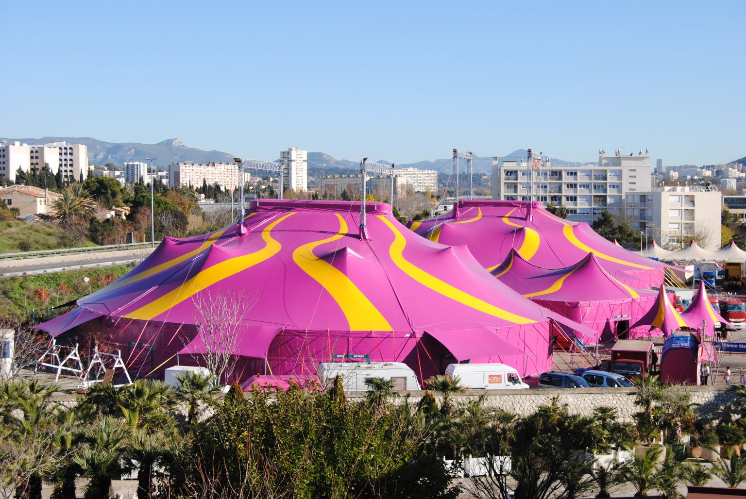 Locations chapiteaux & structures – Le Cirque Medrano Locations chapiteaux & structures – Le Cirque Medrano